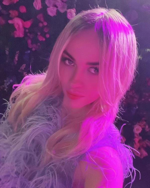 Ellen Alexander's Stunning Photoshoot Exudes Elegance…