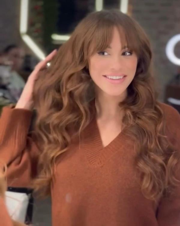 Raquel Maur Radiates Elegance in Mirror Photo Shoot